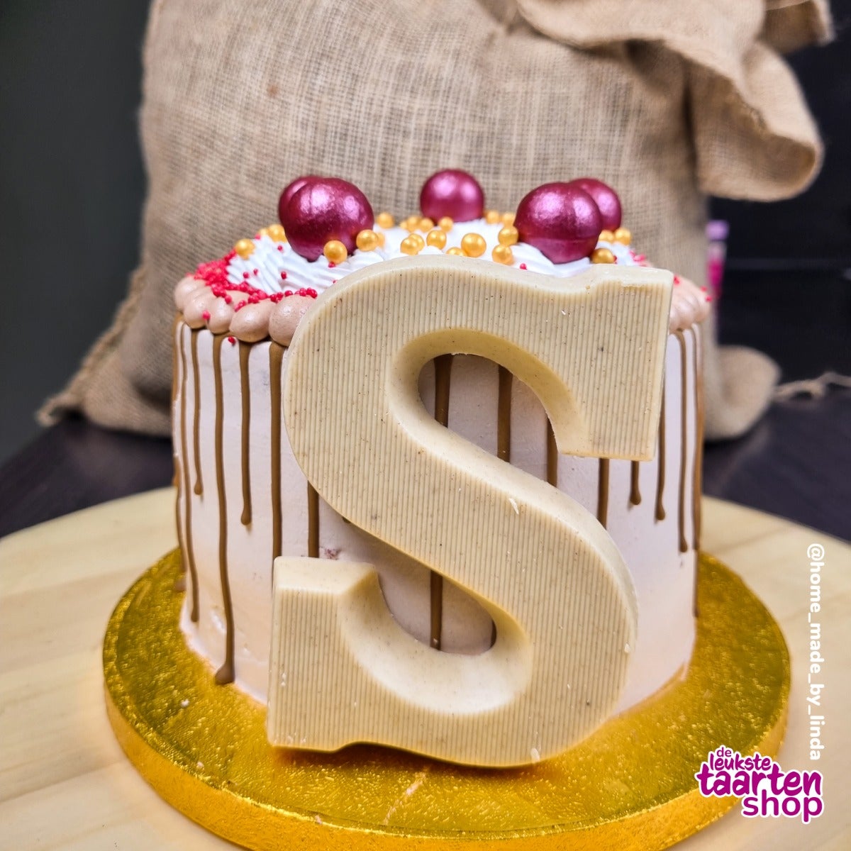 Sinterklaas Red Velvet Driptaart - deleukstetaartenshop.nl