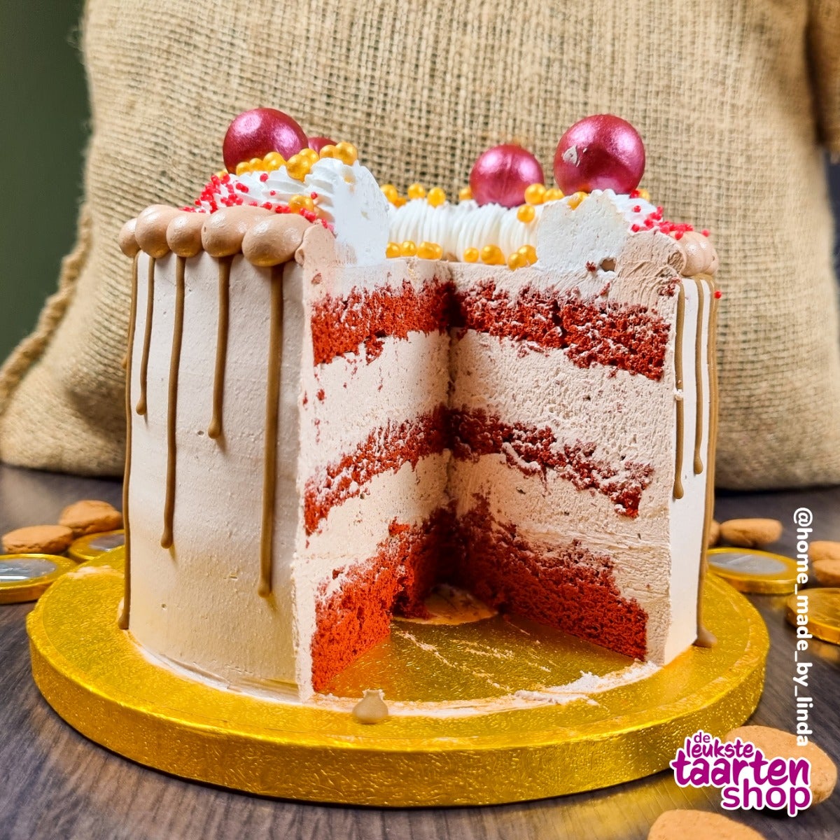 Sinterklaas Red Velvet Driptaart - deleukstetaartenshop.nl